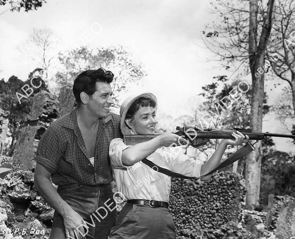 crp-02067 1956 Ron Randell gives Donna Reed some rifle shooting lesson ...