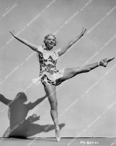 crp-00216 noted ballerina Maria Gambarelli strikes a pose on her toes ...