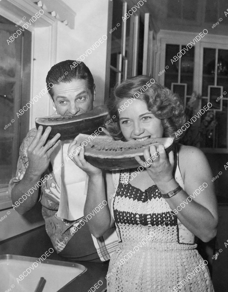 crp-03883 1949 Bob Cummings and wife Mary Elliott eat a slice of water ...