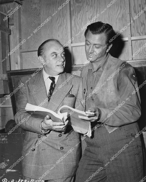 crp-05804 1948 Robert Young w Eugene B Rodney go over the script film ...