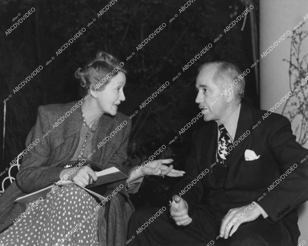 crp-05812 1941 Hedda Hopper visits director Theodore Reed on set film ...