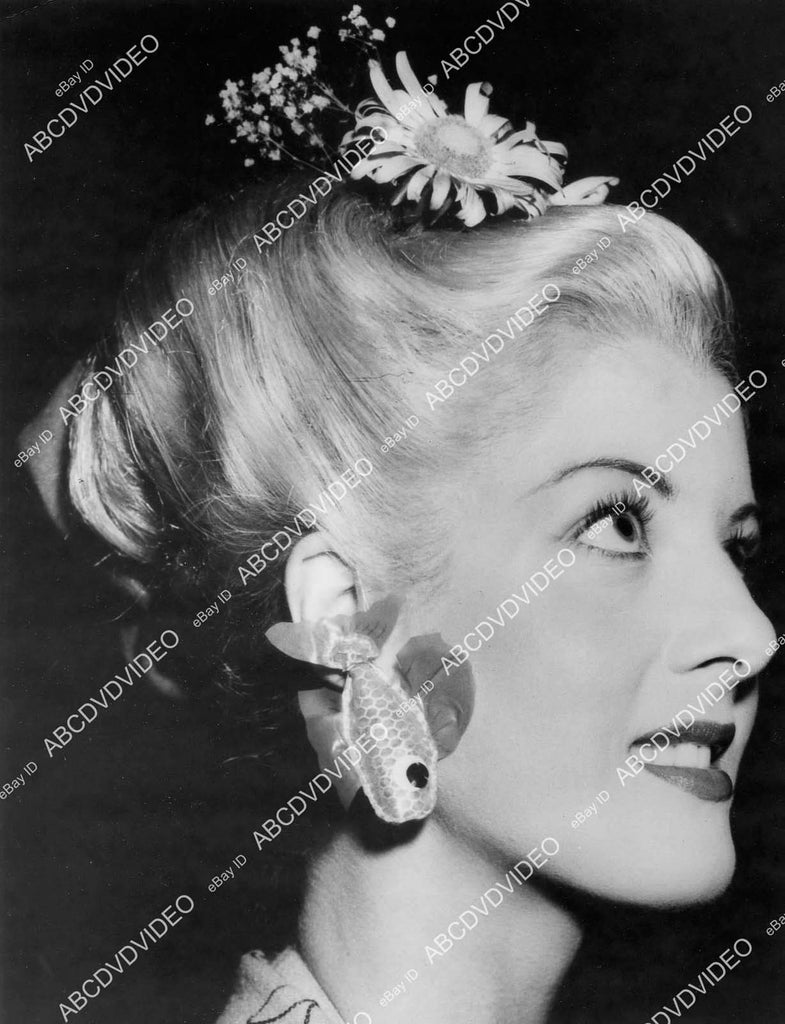 crp-08242 1947 pretty London model Pauline Johnson w fish earrings & f ...