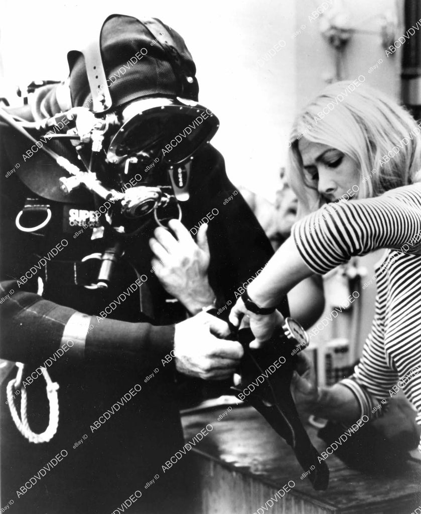 crp-08462 1976 Elga Andersen helps Peter Gimbel into scuba gear TV The ...