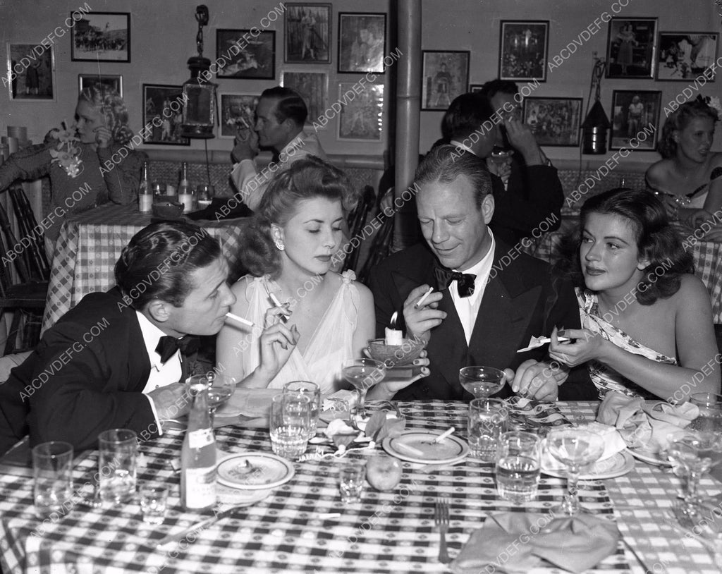 folks dining at historic Los Angeles restaurant The Pirate's Den pd-04 ...